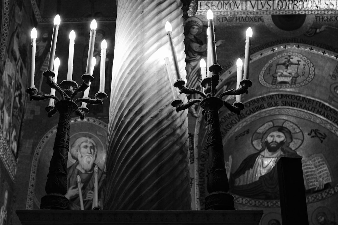 Roraty: symbolika i tradycja Mszy Świętej w Adwencie - rodzinakatolicka.pl